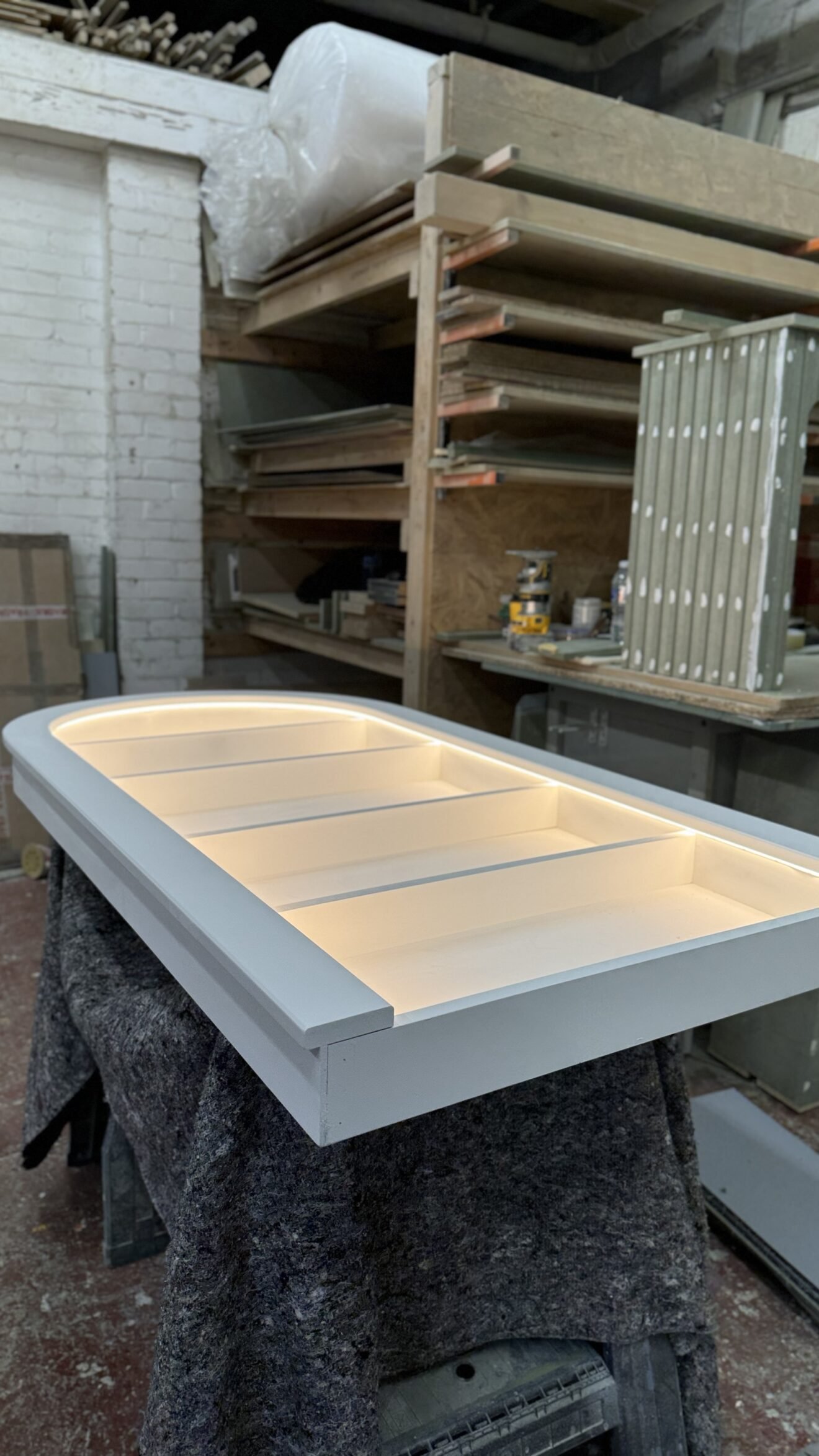 LED-Lit Curved Floating Wall Display Unit - Slimline | AUUNIQUE