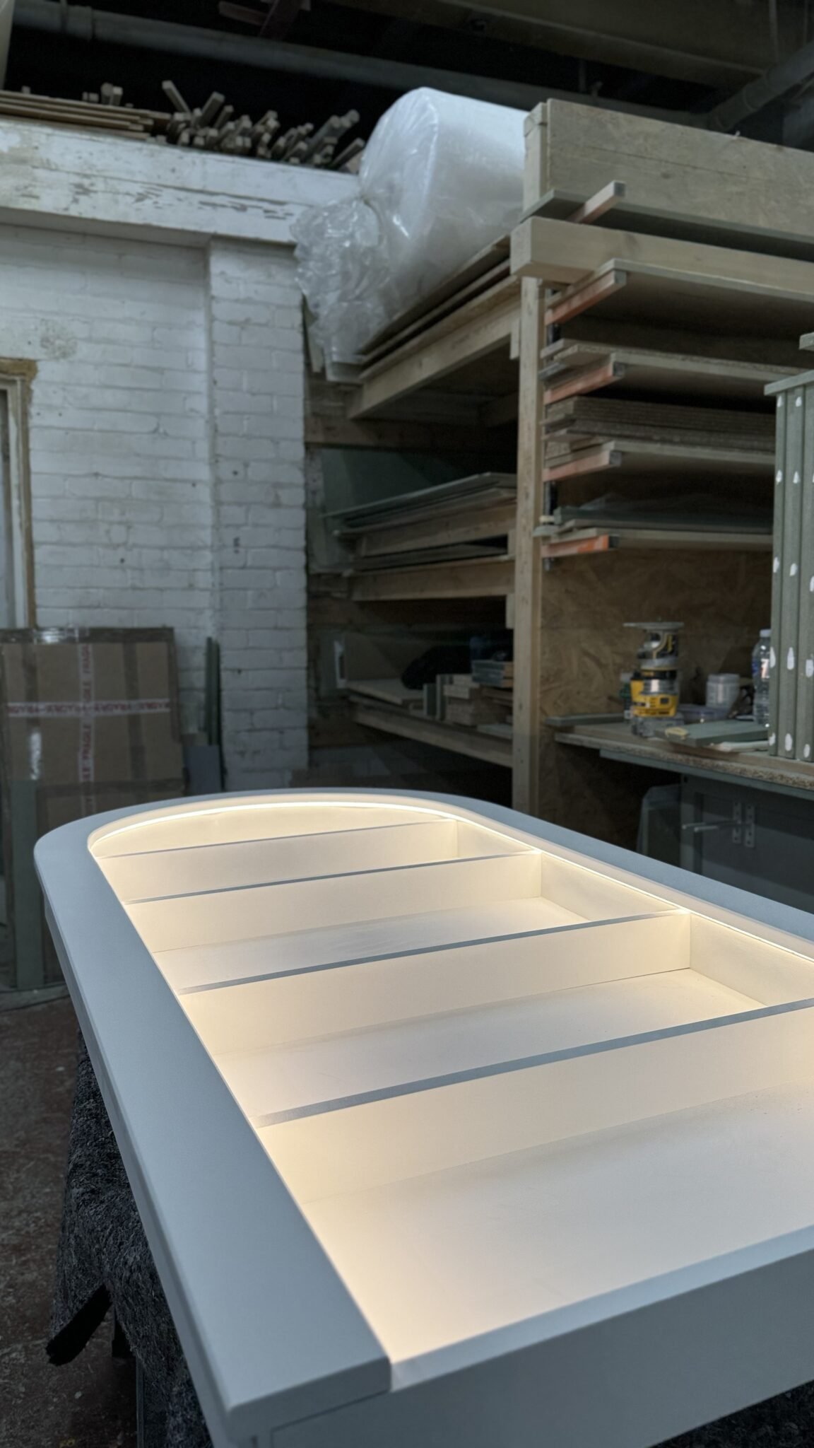 LED-Lit Curved Floating Wall Display Unit - Slimline | AUUNIQUE