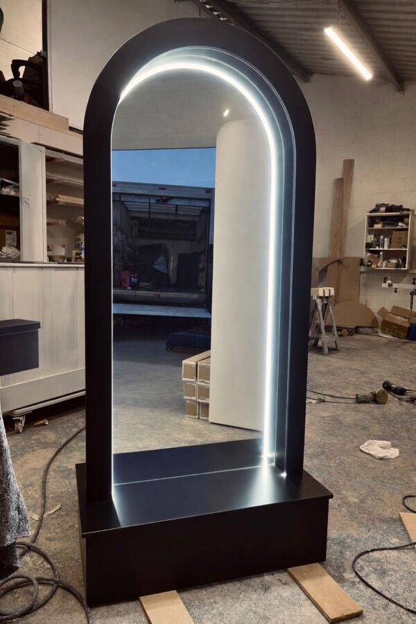 Black Free Standing Curved Mirror | Modern Full‑Length Design